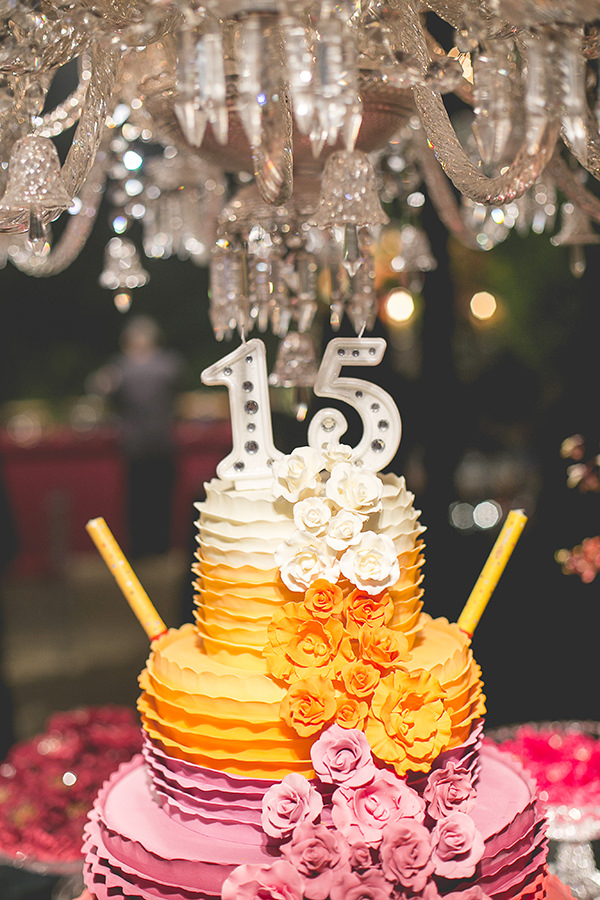 Festa de 15 anos da Isabella: decoração colorida
